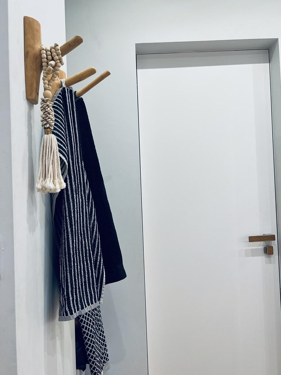 Naše L-ko 2022 - Šedá umyvatelná výmalba a biele dvere bez viditeľnej zárubne. Klučky MT ...